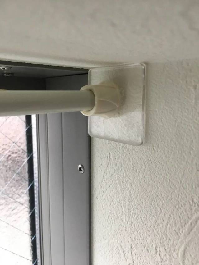 写真 (4枚目) - 「突っ張り棒」の落下防止に…100均のあのグッズが使える！ - LOCARI（ロカリ） - LOCARI（ロカリ）