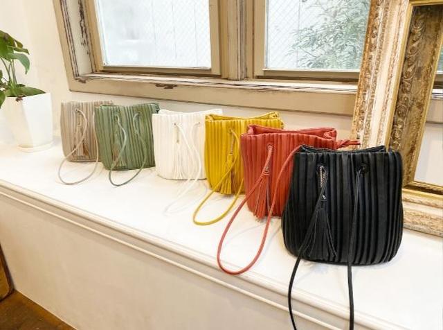 写真 (2枚目) - 2000円以下なのに高見え しまむら注目の「プリーツ巾着バッグ」がいよいよ発売 - - LOCARI（ロカリ）