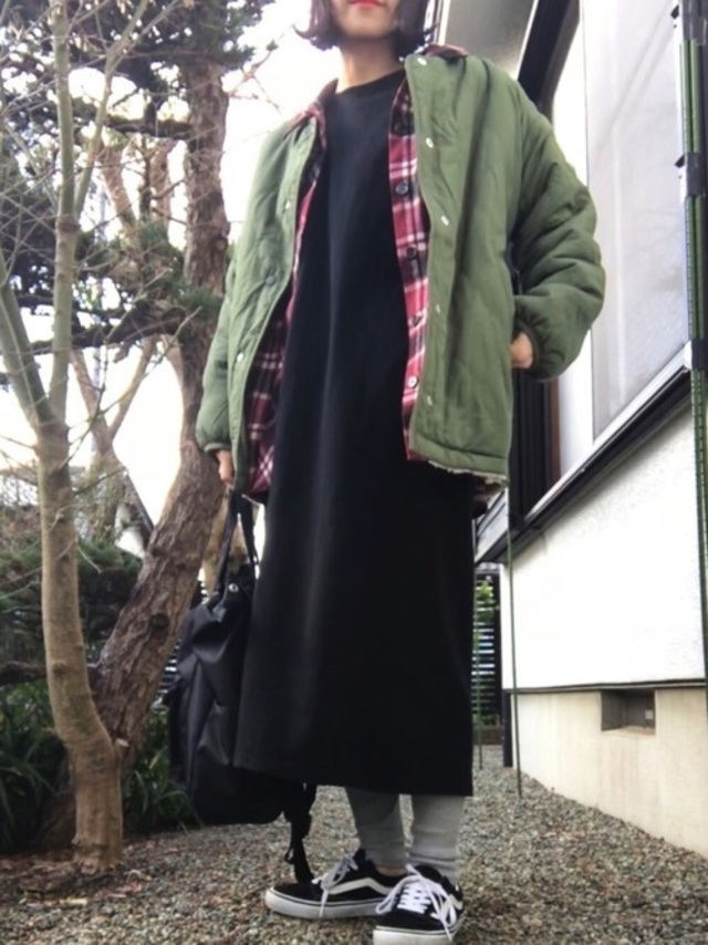 写真 (25枚目) - [2020最新]黒ワンピース×スニーカーが可愛い♪おしゃれな着こなしテク特集！ - LOCARI（ロカリ）