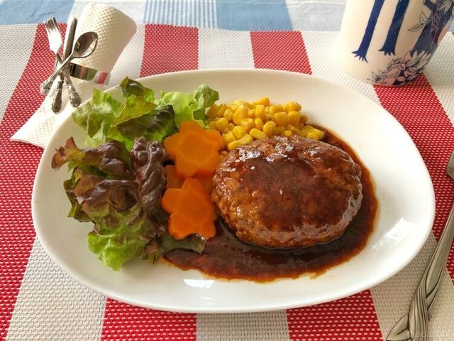 写真 (4枚目) - コンビニマニアが食べ比べ！セブンイレブンのハンバーグ5種 - LOCARI（ロカリ）