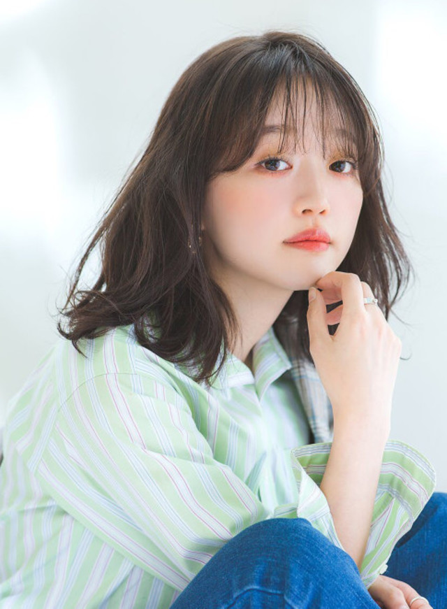 写真 (9枚目) - わたしだけの個性が輝く♡小顔効果もアリな「ミディアムウルフ」10選 - LOCARI（ロカリ）