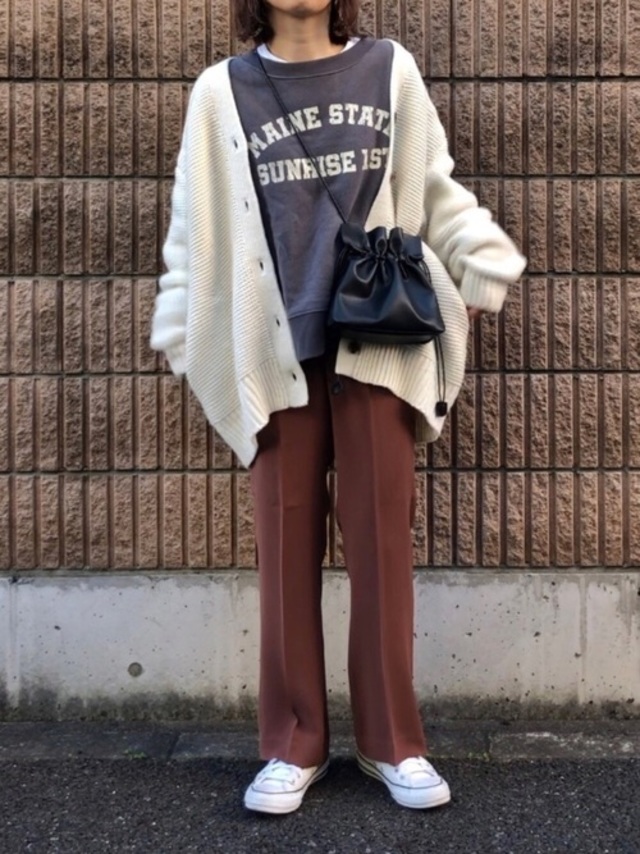 写真 (22枚目) - グレーTシャツのコーデ特集[2020]大人女性の地味見えしない着こなしを紹介！ - LOCARI（ロカリ）