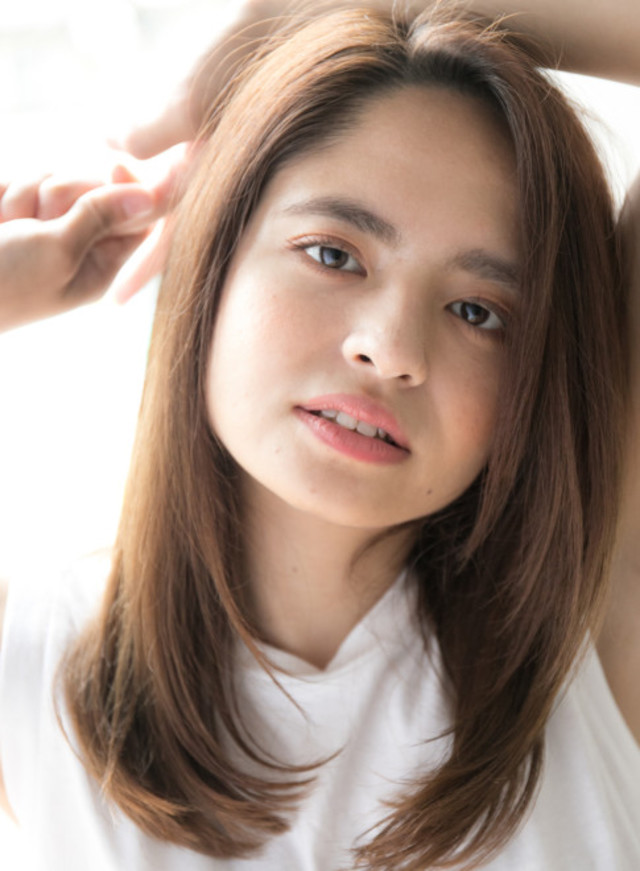 写真 3枚目 そろそろ髪伸ばそうかな？大人女子のキレイを引き出す「セミディヘア」11選 Locari（ロカリ）