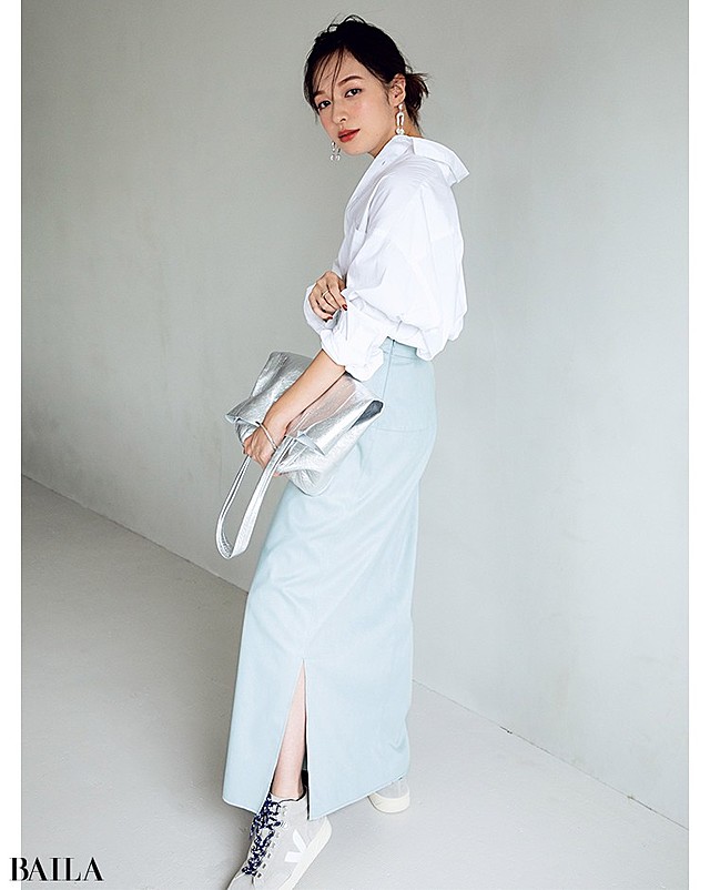 写真 (4枚目) - 大人の白シャツブランド4選☆女っぽく＆今っぽく着る最新コーデ - LOCARI（ロカリ） - LOCARI（ロカリ）