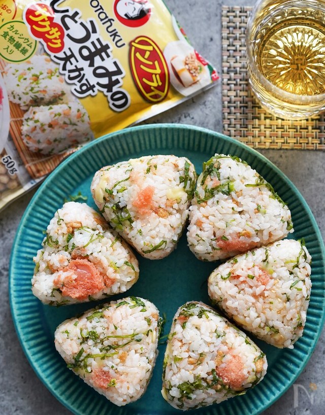 写真 (3枚目) - 主役級の食べ応え！何度でも作りたい「具だくさんおにぎり」10選 - LOCARI（ロカリ）