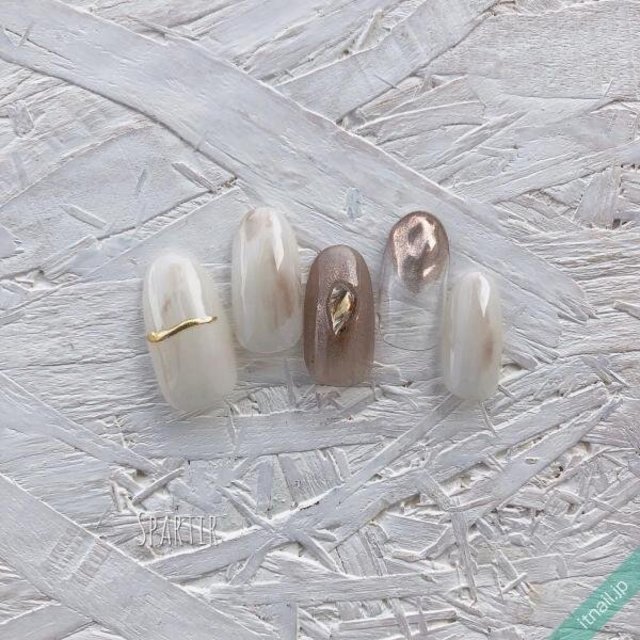 写真 (1枚目) - 40代の秋はこれで輝く♡上品なパープルブラウンのネイル6選 - LOCARI（ロカリ）