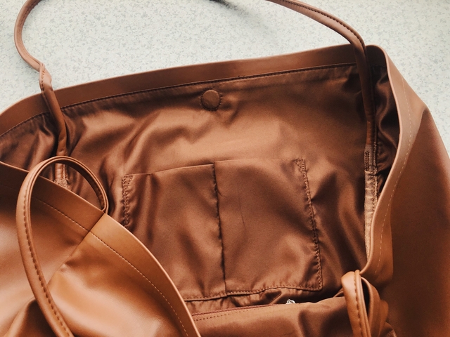 写真 (7枚目) - こういうの求めてた… GUの“1990円ビッグトート”が使い勝手よすぎる - LOCARI（ロカリ）