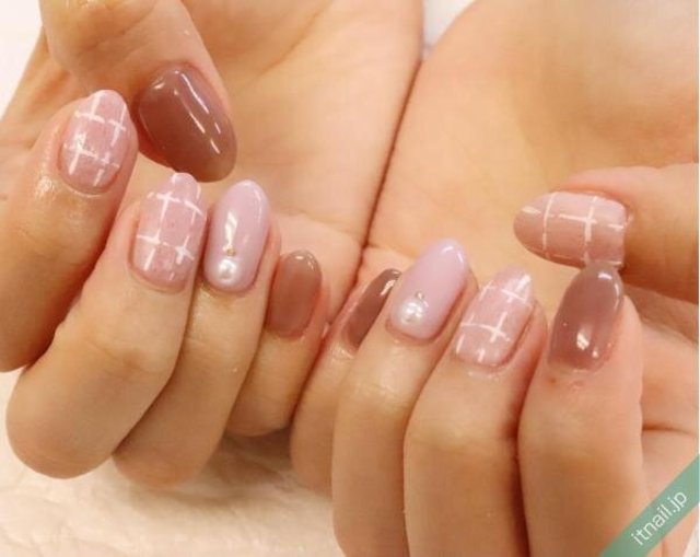 写真 (5枚目) - 秋冬はやっぱりコレ♡『チェックネイル』ランキングTOP10 - LOCARI（ロカリ） - LOCARI（ロカリ）