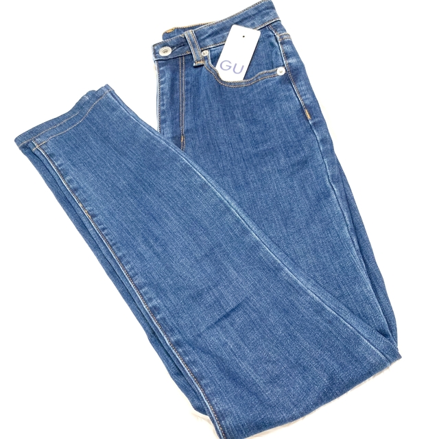 写真 (1枚目) - GUの「1490円デニム」こんなに脚が長く見えるなんて…コスパ良すぎ！ - LOCARI（ロカリ）