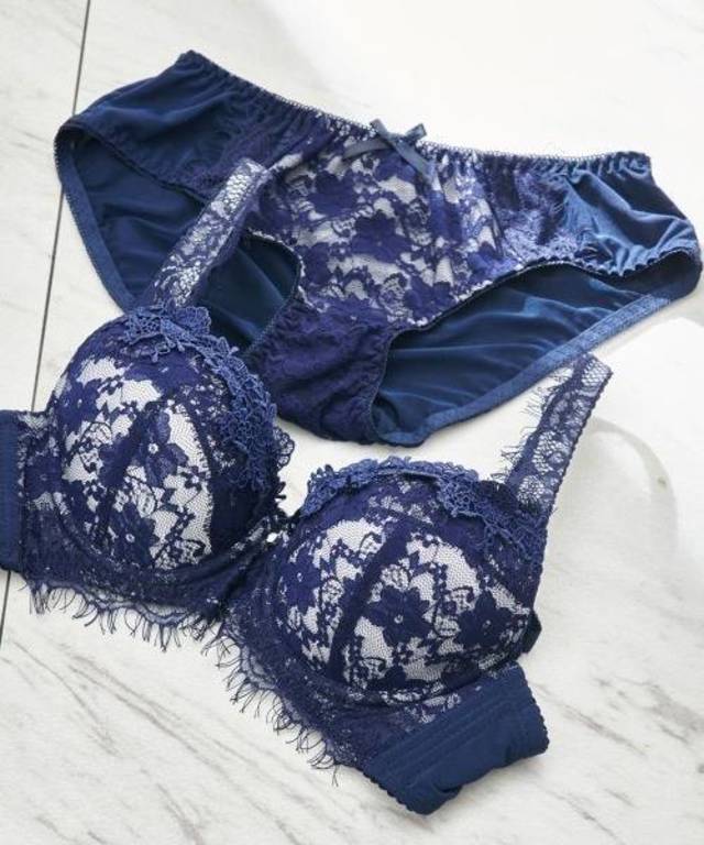 写真 (3枚目) - [ブルー編]彼を虜にする！？Aカップさん向けの「盛れる勝負下着」 - LOCARI（ロカリ）