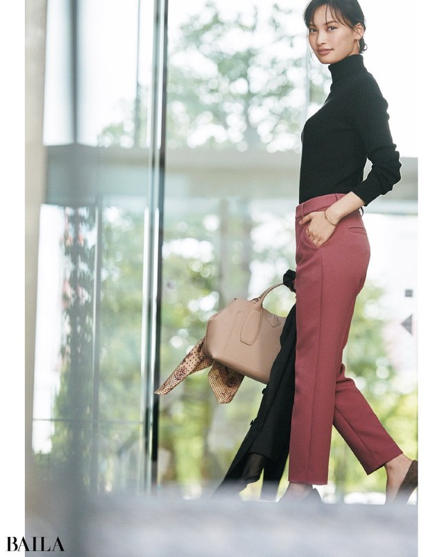 写真 (1枚目) - [2020秋冬ニットコーデ]細見え黒タートルネックを3通りに着回し！ - LOCARI（ロカリ）