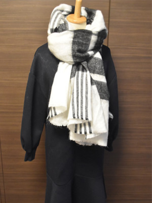 写真 (16枚目) - 簡単にできる！長方形ストールのこなれ感のある巻き方7選 - LOCARI（ロカリ）