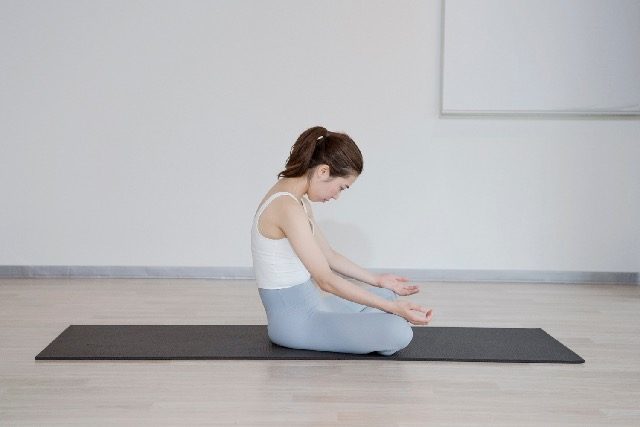 写真 (1枚目) - 体重3kg減を目標にトライ！呼吸するだけで“痩せる”[理想的な座り姿勢]の作り方 - LOCARI（ロカリ）