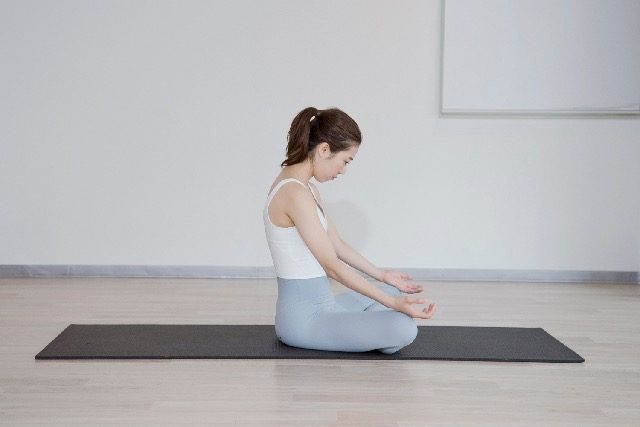 写真 (2枚目) - 体重3kg減を目標にトライ！呼吸するだけで“痩せる”[理想的な座り姿勢]の作り方 - - LOCARI（ロカリ）