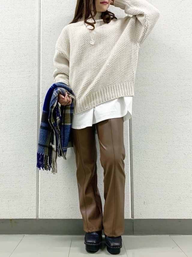 写真 (10枚目) - ニット＆スウェットと合わせて甘辛MIX♡大人に似合う「レザーパンツ」12選 - LOCARI（ロカリ）