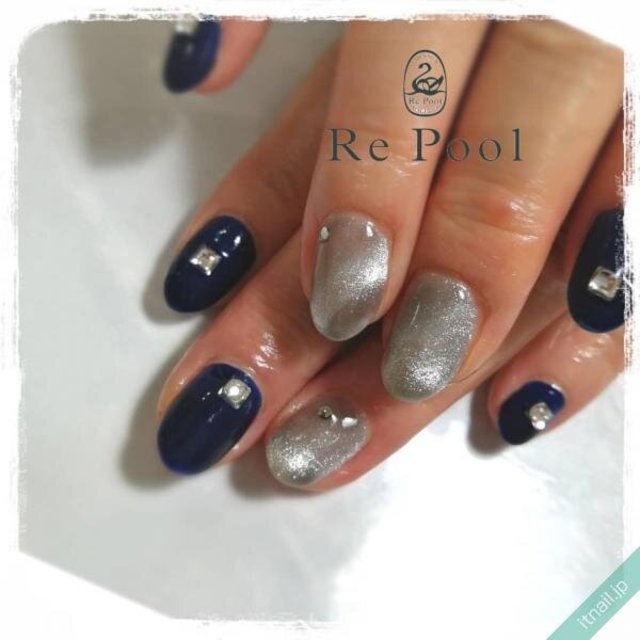 写真 (5枚目) - 冬ネイルをオシャレに仕上げる♡「ネイビーネイル」デザイン集 - LOCARI（ロカリ）