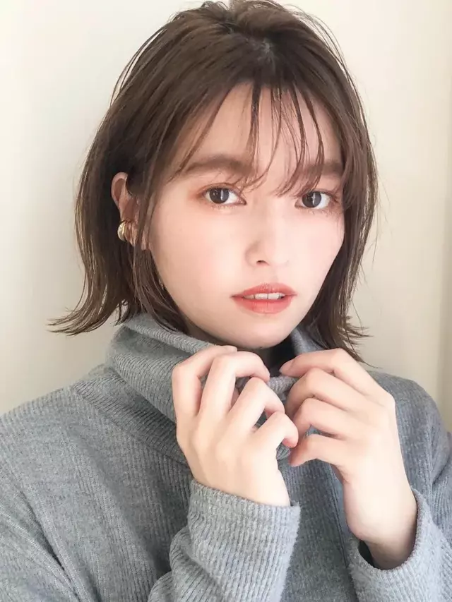 写真 (2枚目) - あえてのダークカラーで攻める♡この冬人気の「暗髪×ミディアム&ロング」12選 - LOCARI（ロカリ）