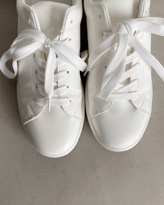写真 (2枚目) - オールホワイトが可愛い！GUの「レザー風スニーカー」1990円には見えないお洒落さです - LOCARI（ロカリ）