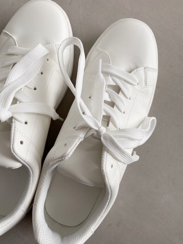 写真 (5枚目) - オールホワイトが可愛い！GUの「レザー風スニーカー」1990円には見えないお洒落さです - LOCARI（ロカリ）