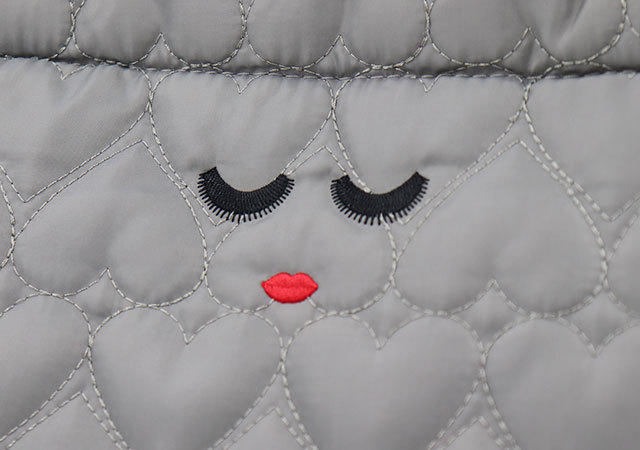 写真 (3枚目) - 「去年完売した付録よりスゴい！」A4もすっぽり♡アジョリーキルティングバッグつき最新ムック - LOCARI（ロカリ）