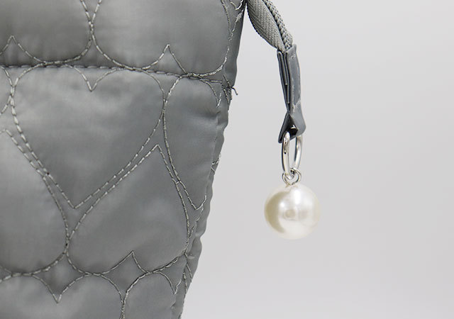 写真 (4枚目) - 「去年完売した付録よりスゴい！」A4もすっぽり♡アジョリーキルティングバッグつき最新ムック - LOCARI（ロカリ）