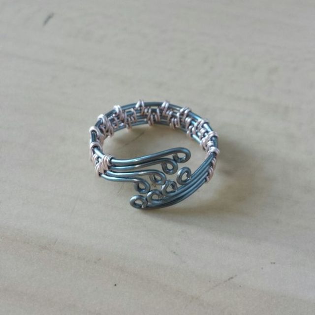 写真 (9枚目) - 針金だけで豪華な仕上がり♡編み目がおしゃれなアクセをDIY - LOCARI（ロカリ） - LOCARI（ロカリ）