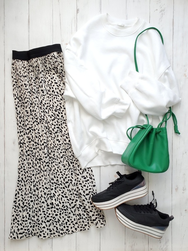 写真 (3枚目) - 持ってるだけで今っぽくなる！GU「高見えバッグ」コーデ4選 - LOCARI（ロカリ）