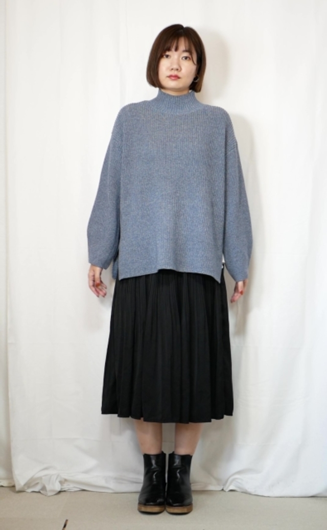 写真 (4枚目) - 肩幅が広くてもスッキリ細見え！体型カバー力がすごい「GUニット」でNG＆OKコーデ - LOCARI（ロカリ）