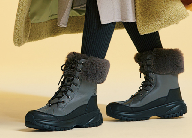 写真 (2枚目) - 最旬UGGは｢ヨセ フラッフ｣！30代の防寒ブーツコーデ3選 - LOCARI（ロカリ） - LOCARI（ロカリ）