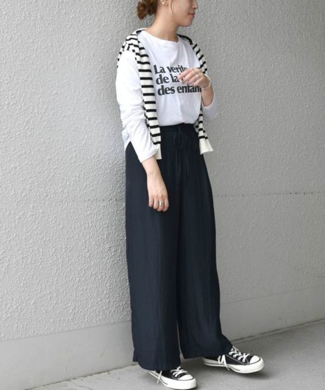 写真 (3枚目) - この春もサテンパンツをコーデの主役に。2021年の流行りの着こなし方って？ - LOCARI（ロカリ）