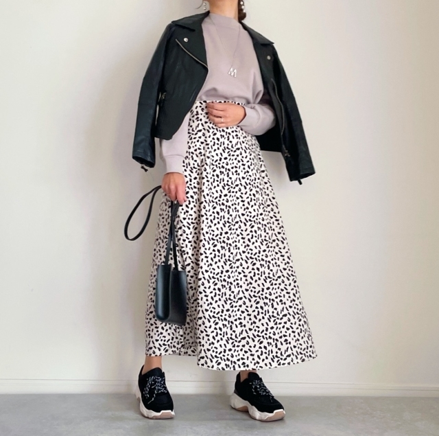 写真 (4枚目) - GUさん…スゴすぎ…！590円でも手抜きに見えない「神スウェット」NG＆OKコーデ - LOCARI（ロカリ）