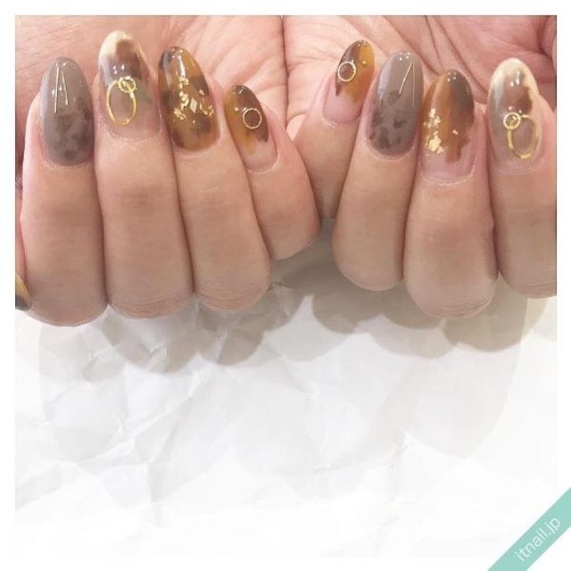 写真 (4枚目) - 大人女子必見！上品見え間違いなしのグレー×ブラウンネイル集 - LOCARI（ロカリ）