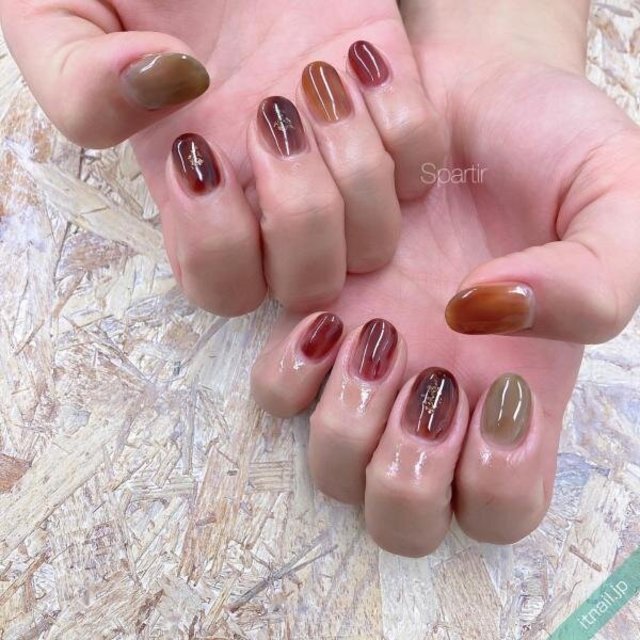 写真 (11枚目) - ブラウンネイルに合う色はどれ？相性がいい色9つ&デザイン実例 - LOCARI（ロカリ）