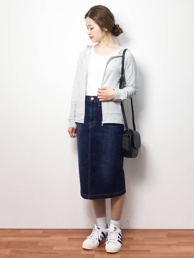 写真 (3枚目) - 脱ご近所カジュアル！グレーのパーカーをこなれてみせるコーデ実例12 - - LOCARI（ロカリ）