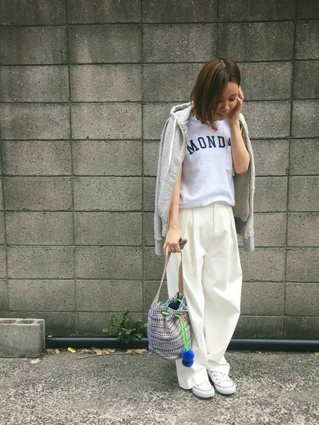 写真 (7枚目) - 脱ご近所カジュアル！グレーのパーカーをこなれてみせるコーデ実例12 - LOCARI（ロカリ）