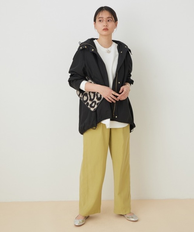 写真 (4枚目) - 定番マウンテンパーカーの旬な着こなし。大人女子のおすすめコーデ - LOCARI（ロカリ） - LOCARI（ロカリ）