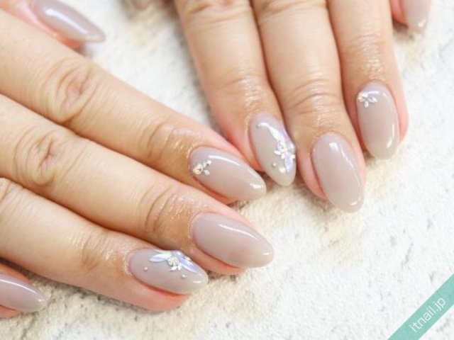 写真 (3枚目) - 40代は上品な甘さを♡「大人フェミニン」なシンプルネイル9選 - LOCARI（ロカリ） - LOCARI（ロカリ）