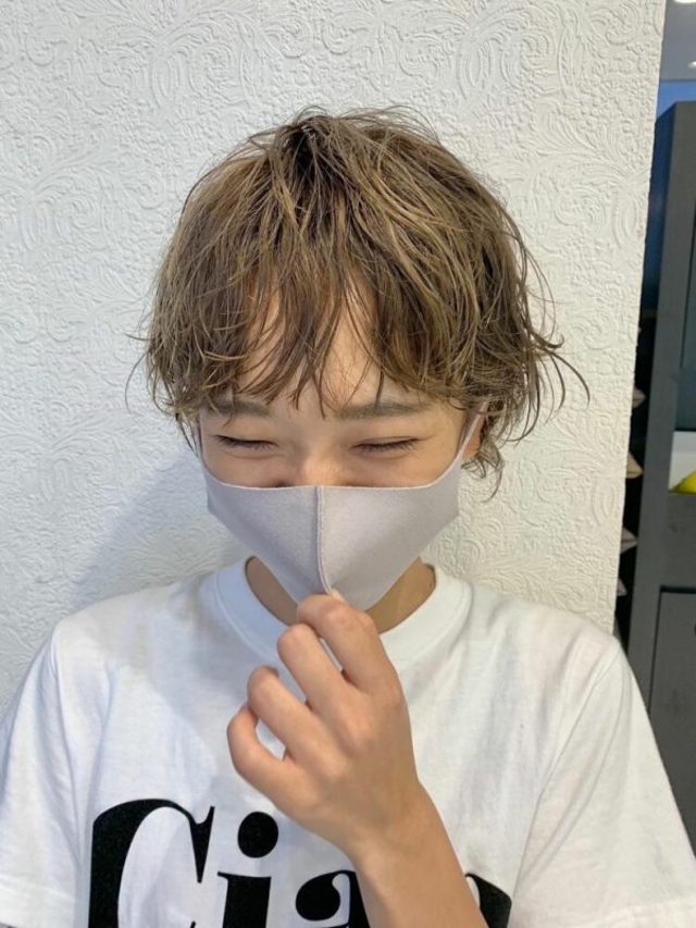 写真 (2枚目) - ウルフの強めパーマスタイル16選。女っぷりを上げられるニュアンスヘアをご紹介 - LOCARI（ロカリ）