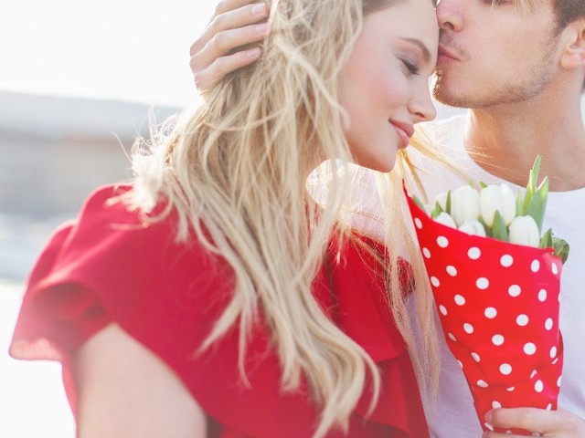 写真 (1枚目) - 結婚してよかった！お嫁さんにしたいと思わせる女性になる方法♡ - LOCARI（ロカリ）