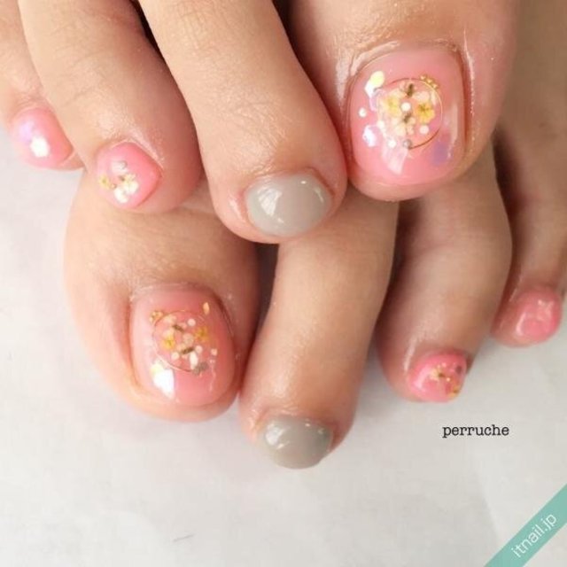 写真 (2枚目) - 春のときめきフットネイル♡“ドライフラワー”がポイントの色別デザイン2021 - - LOCARI（ロカリ）