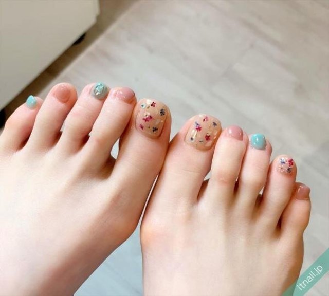 写真 (13枚目) - 春のときめきフットネイル♡“ドライフラワー”がポイントの色別デザイン2021 - - LOCARI（ロカリ）