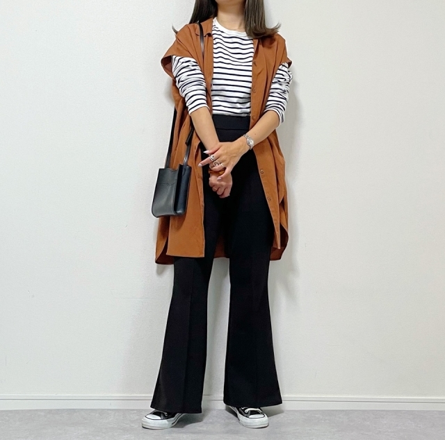 写真 (5枚目) - これ買って間違いなし！ユニクロ「リネンシャツ」はブラウンが超優秀♡抜け感コーデ4style - LOCARI（ロカリ）