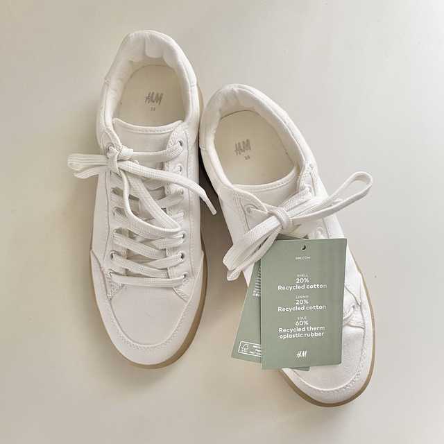 写真 (1枚目) - 一足あるとめっちゃ便利！H＆Mの「白スニーカー」がどんな服にも合わせやすい！ - LOCARI（ロカリ）