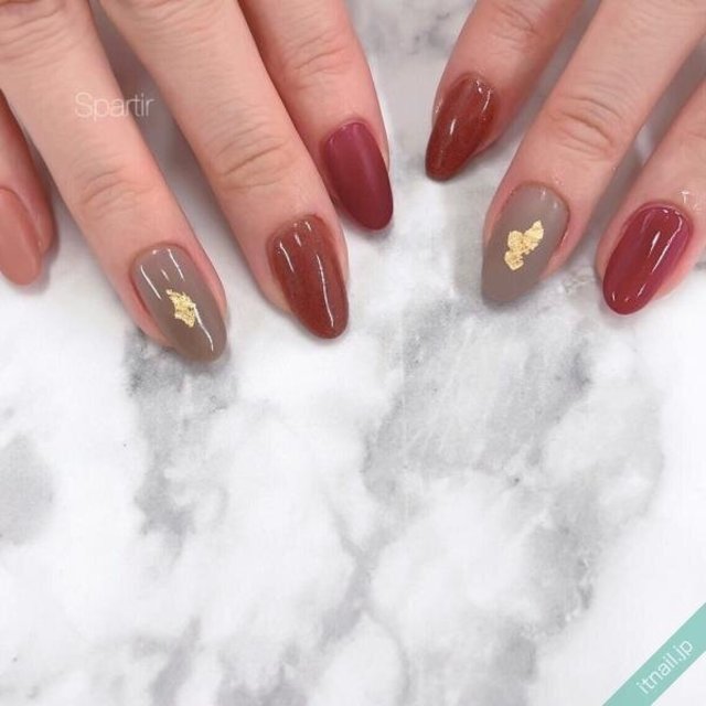 写真 (2枚目) - さまざまなゴールドで魅せる｡大人女性の上品ネイル - LOCARI（ロカリ）