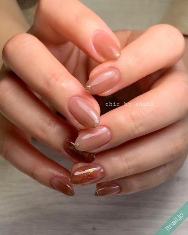 写真 (1枚目) - ブラウンベージュの大人ネイル特集！夏に真似したいデザインをCHECK♡ - LOCARI（ロカリ）