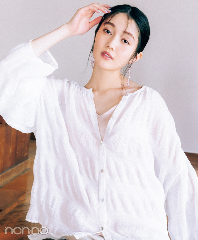 写真 (1枚目) - 透けシャツや白ブラウスって中に何を着たらいいの？[ムズ着のインナーvol.1] - - LOCARI（ロカリ）