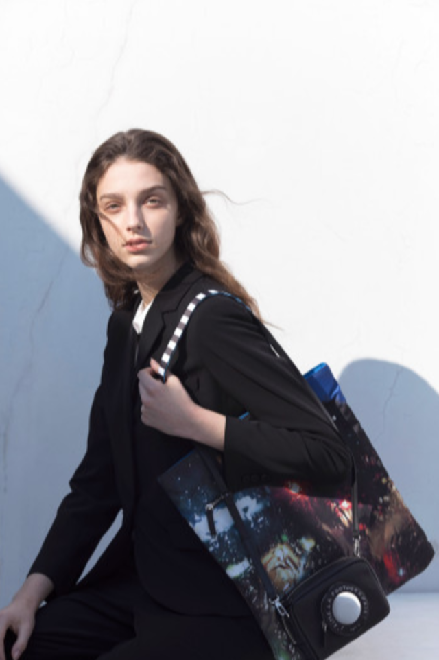 写真 (1枚目) - おしゃれ上級者の大本命！アニエスベー ボヤージュの新作カラーバッグ♡ - LOCARI（ロカリ）