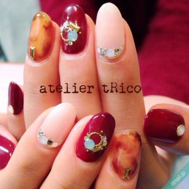 写真 (5枚目) - 秋色ネイルカラーの組み合わせ術(カーキ、ボルドーetc.) - LOCARI（ロカリ） - LOCARI（ロカリ）