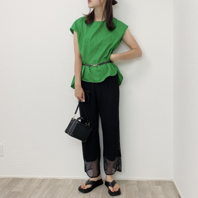 写真 (7枚目) - 夏の「黒パンツ」は素材で選ぶが正解！GU店舗限定パンツでNG・OKコーデを徹底比較！ - LOCARI（ロカリ）