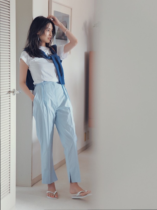 写真 (13枚目) - 白Tよりこなれる！大人の「ロゴT」正解コーデ7選 - LOCARI（ロカリ） - LOCARI（ロカリ）